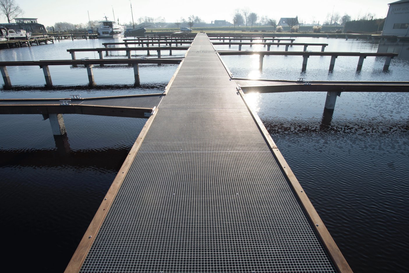 Aanlegsteiger met dejoroosters - DEJO metaalindustrie